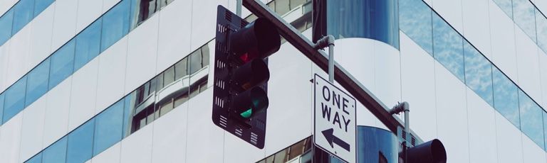 Driving in the US: 13 Common Traffic Rules - myAutoloan